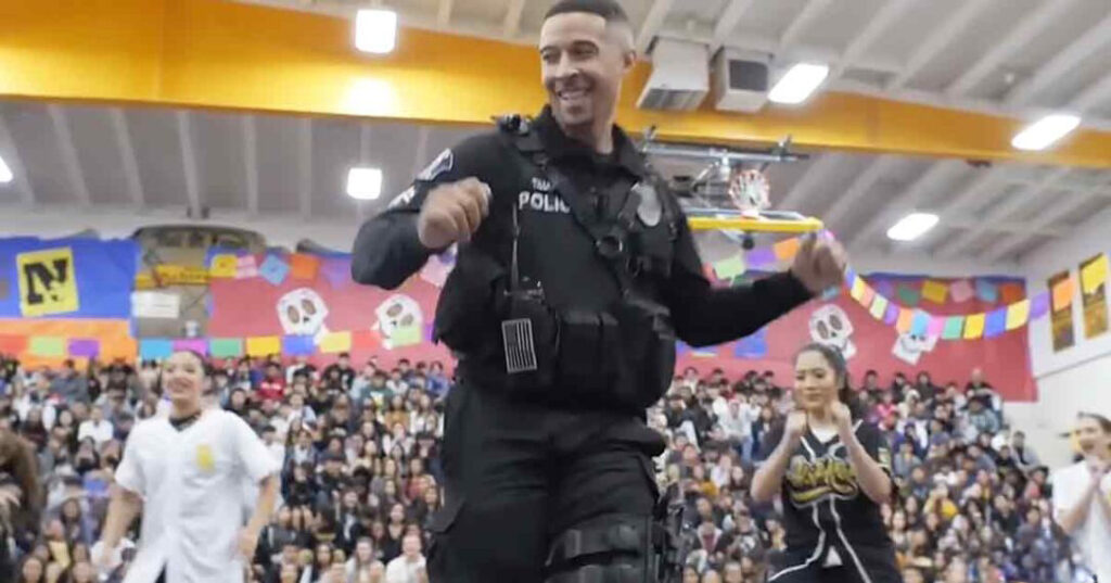 (VIDEO)School police officer says goodbye on his last day with amazing ...
